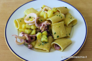 Paccheri con calamari e patate | Ricette da Ischia